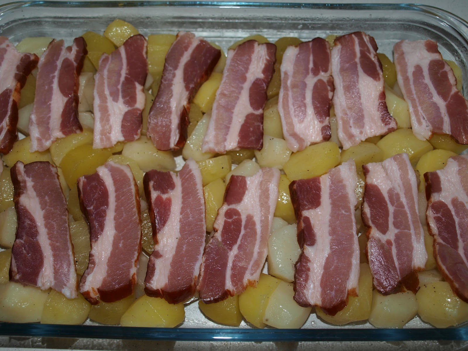 baltoje lėkštėje: Keptos bulvės su rūkyta šonine