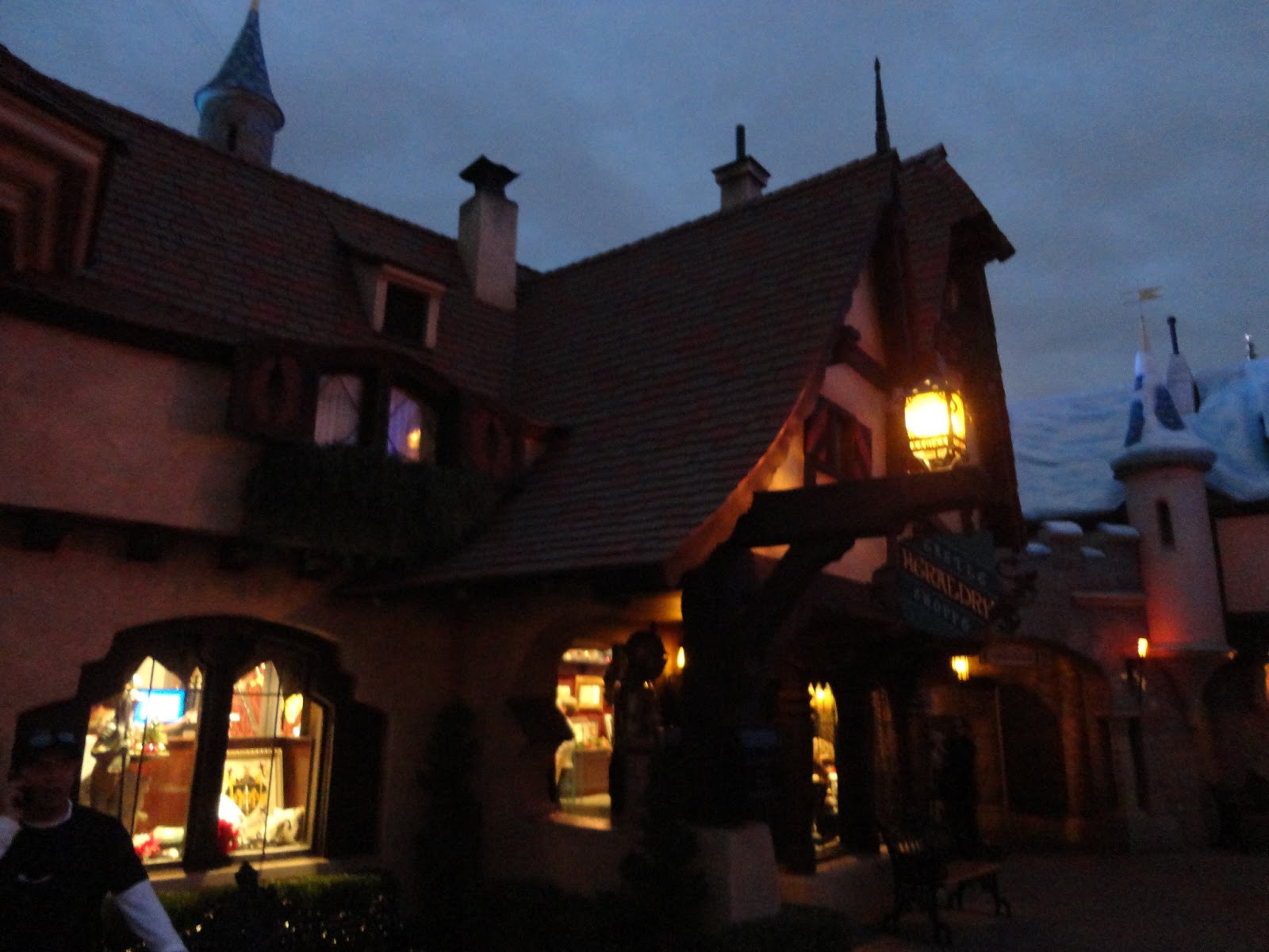Disneyland: Disneyland Fantasyland Snow White Castle