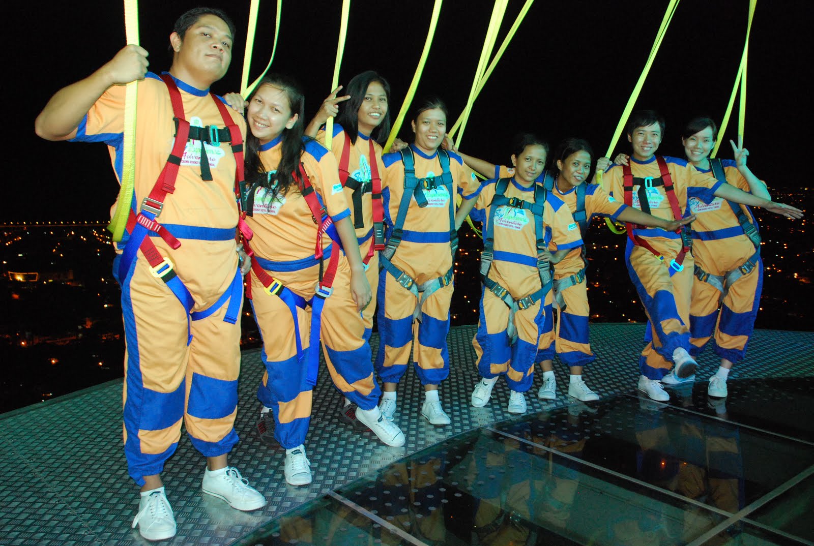 Leave the cube: Cebu: Skywalk at the top of Regency Hotel