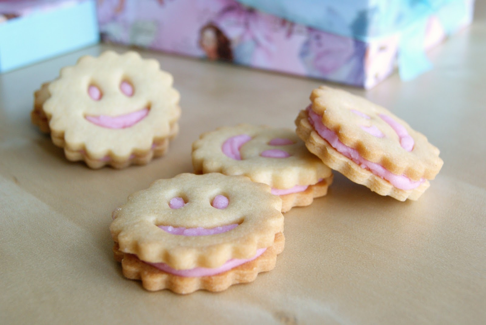 Cocinerando: Galletas Rellenas de Crema de Fresa