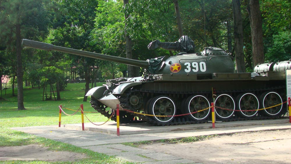 Fotoget: Tanks knocked up the gates of Independence Palace