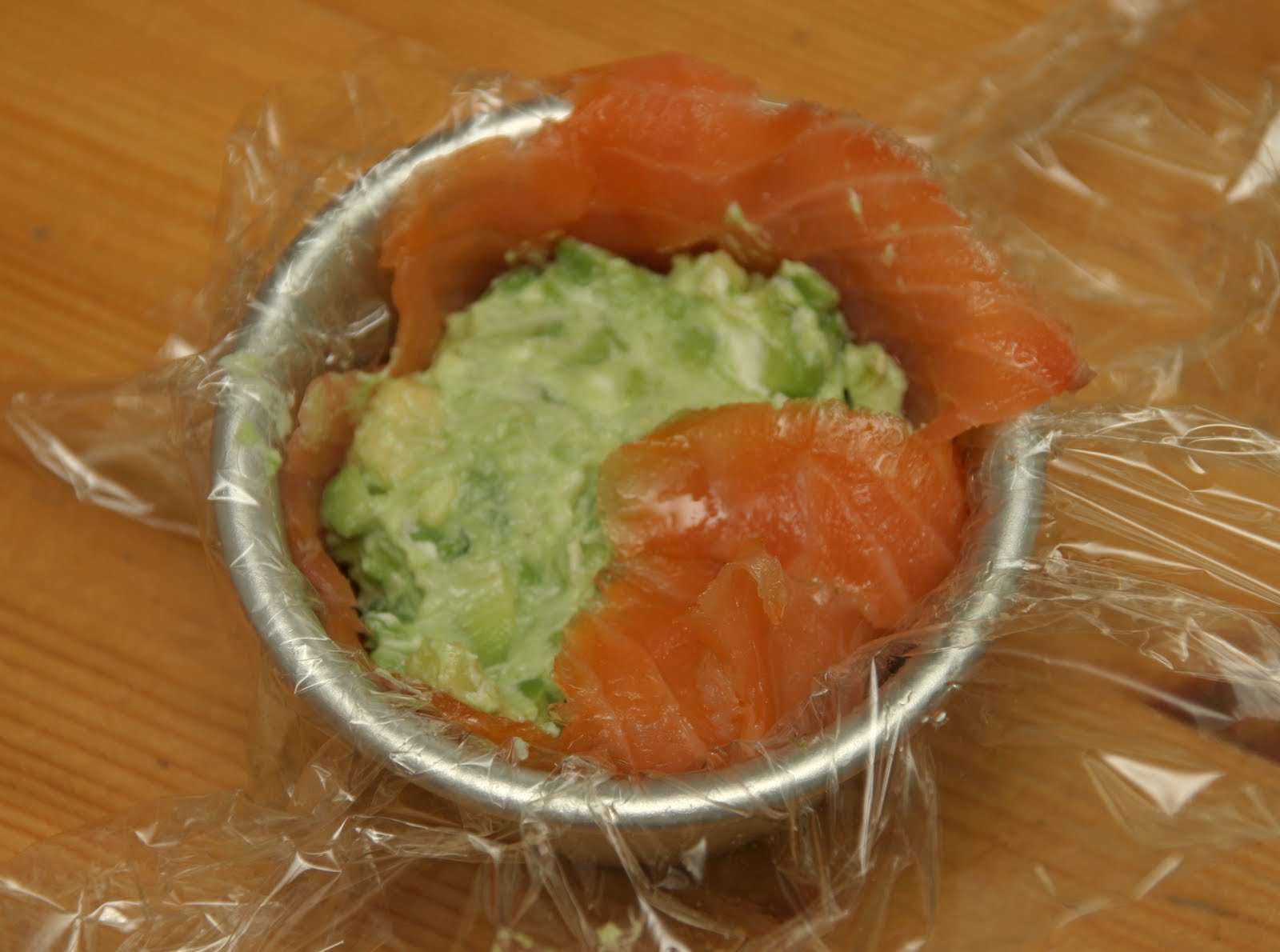 Forrett med røkelaks og avocado (Smoked salmon & avocado ramekins ...
