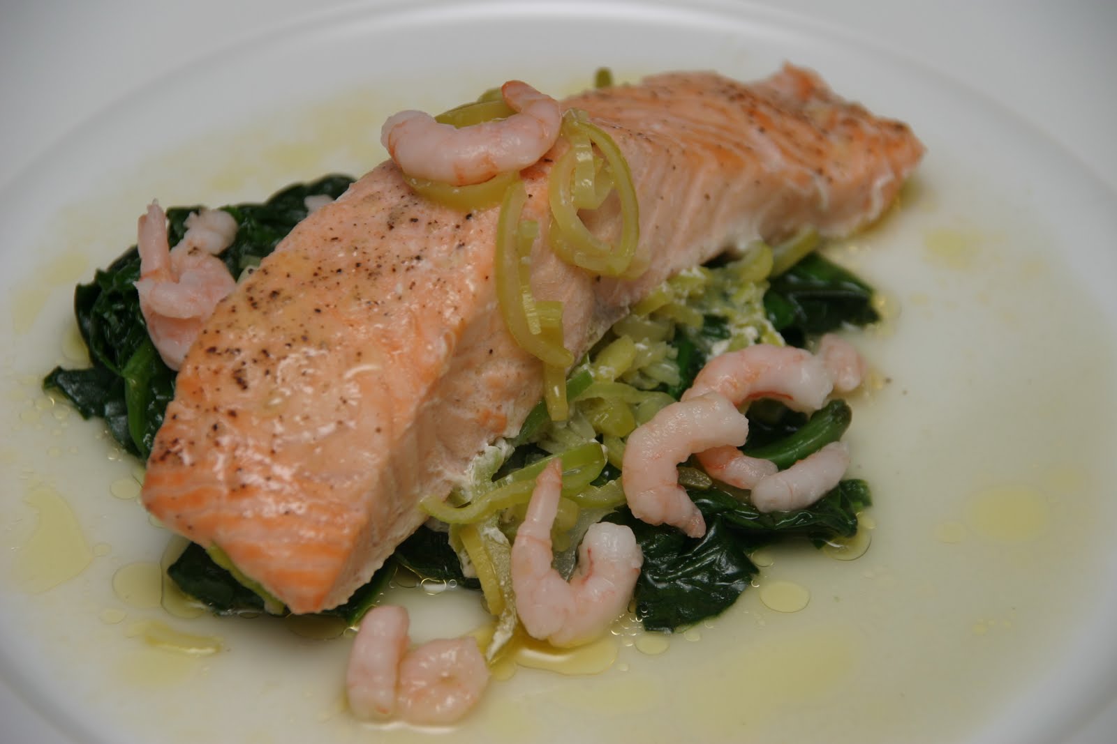 Smørdampet laks med purre og spinat (Salmon with leeks and spinach ...