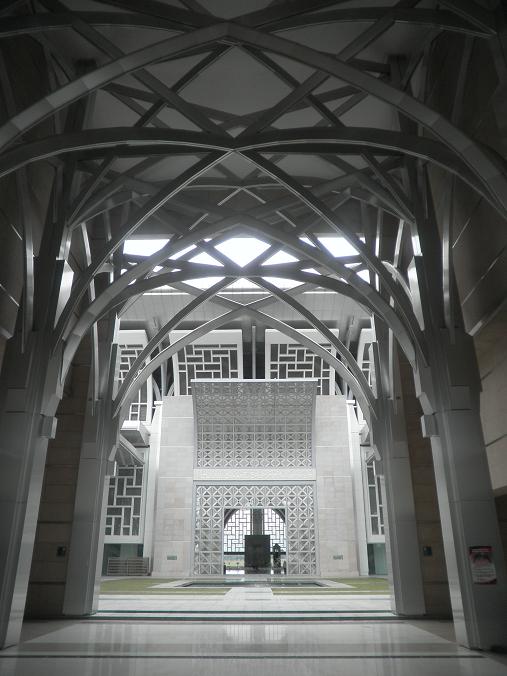 BERPETUALANG KE ACEH: From Malaysia's Palais de Justice to the steel mosque