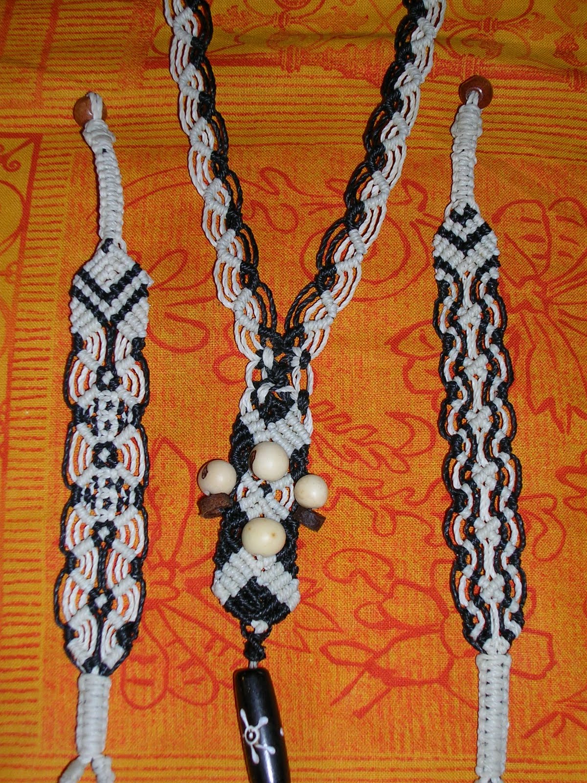 Artesania en cuero: Collares macramé