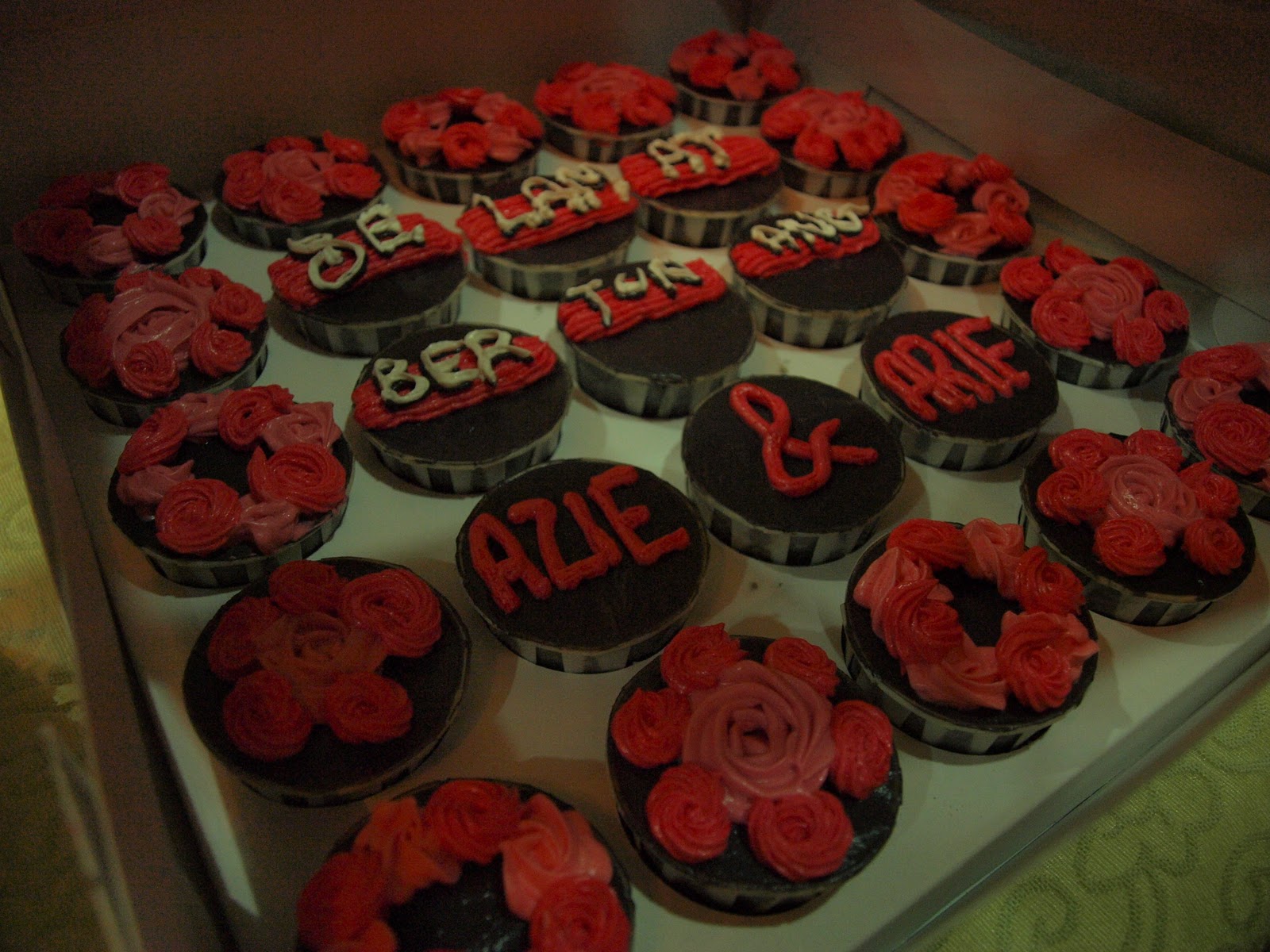 PyotCupcakesBakery: Cupcakes tema merah dan hitam