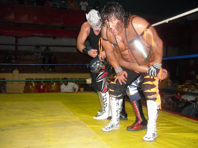 ESTRELLAS DEL RING.: El Felino se presenta sin máscara acompañado de ...