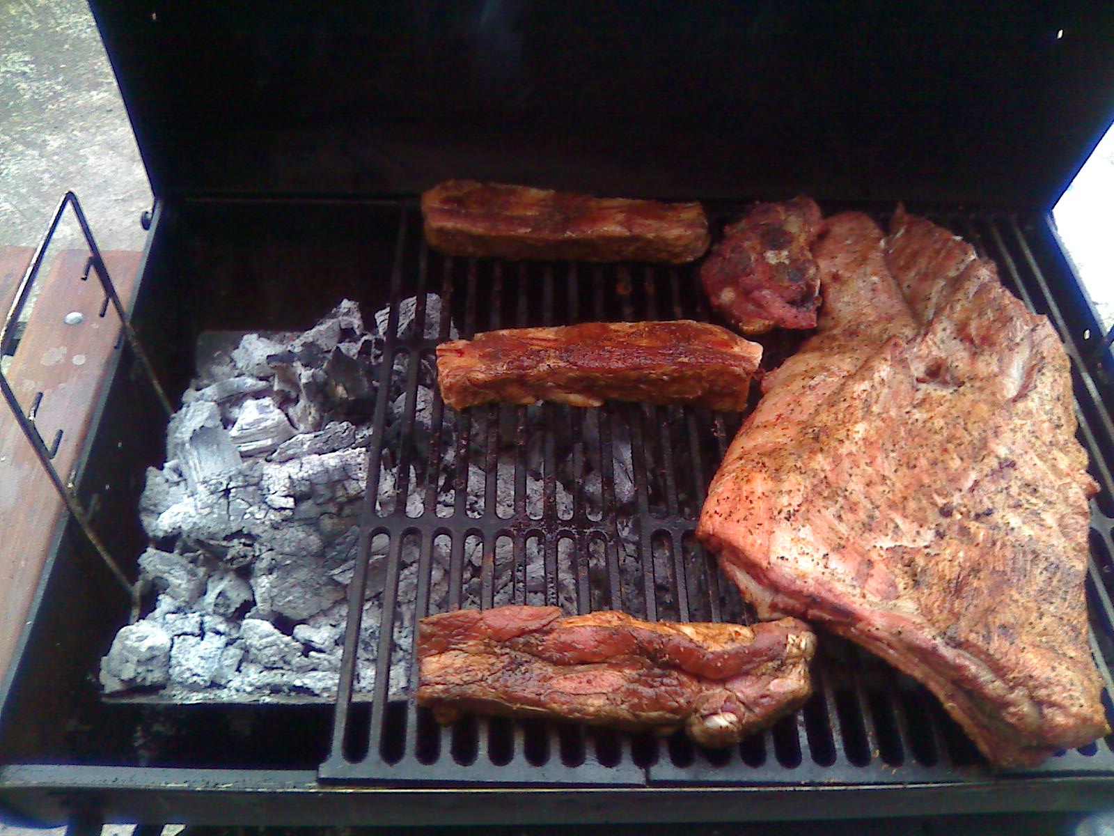 COSTILLAS ASADAS AL CARBON.