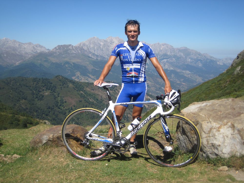 Cyclist Bulge: Beautiful setting for a beautiful cyclist