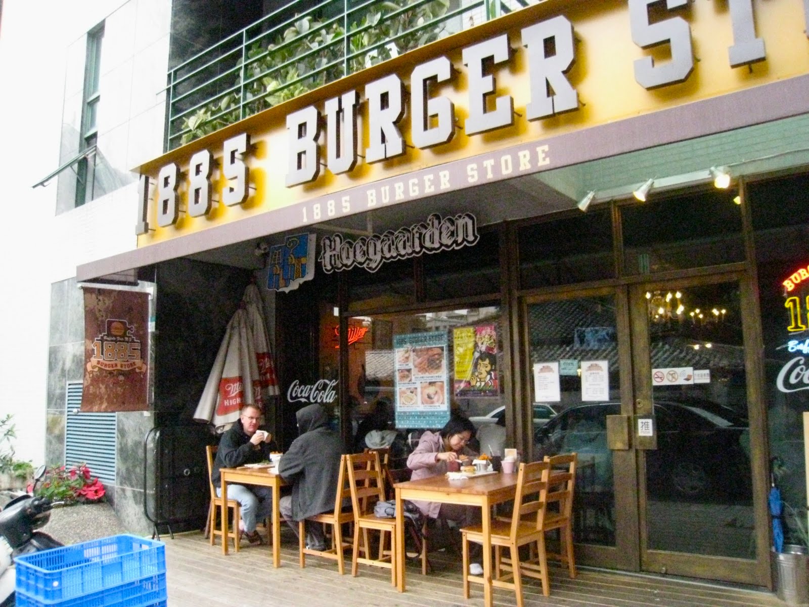 a hungry girl's guide to taipei: american/burgers: i strongly recommend ...