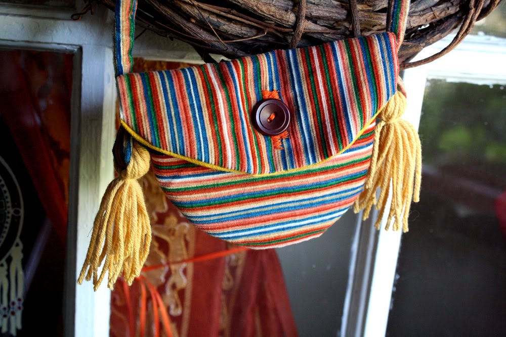 Designosaurus: Tuesday Tutorial: Small Pouch