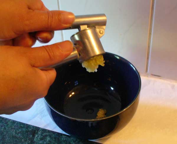 Garlic preparation: two methods for crushing | Anna Chen Eats ...