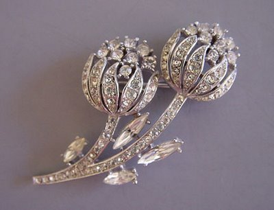 Fashion With Qurrat: Unique and Beautifull Looking Brooches