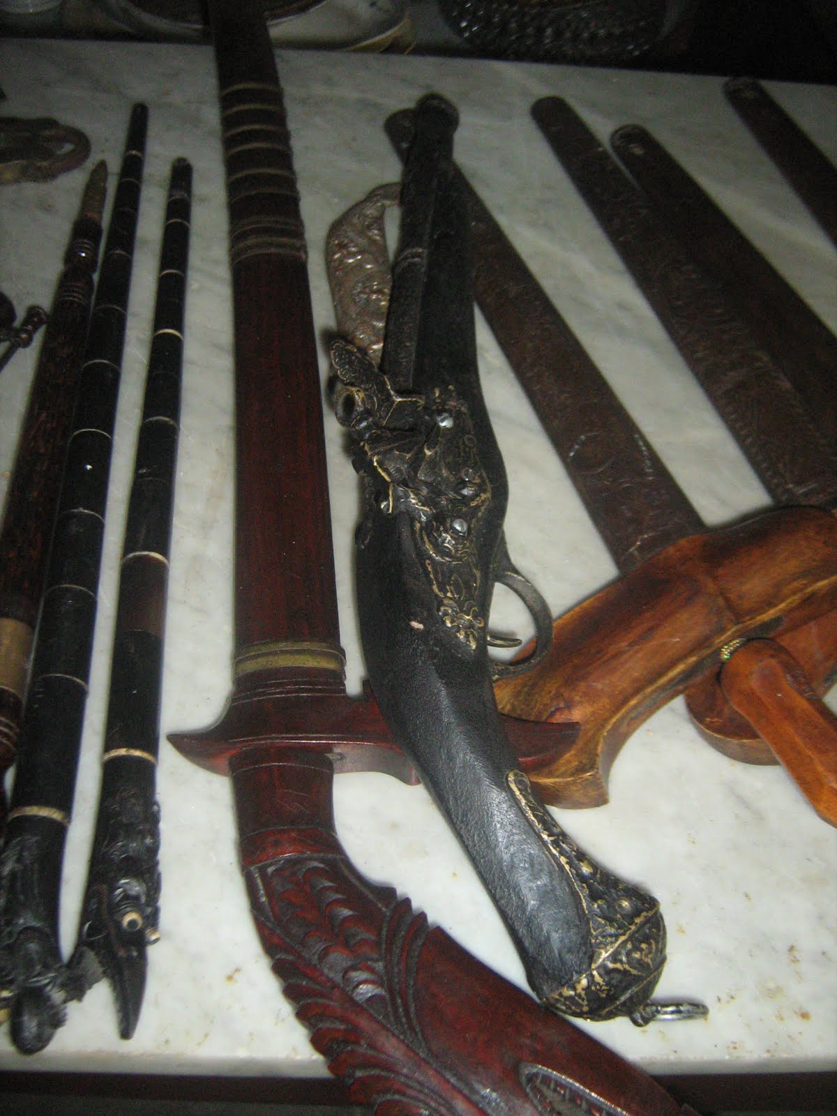 PASAR ANTIK GELORA PANCASILA SURABAYA: keris & senjata nusantara