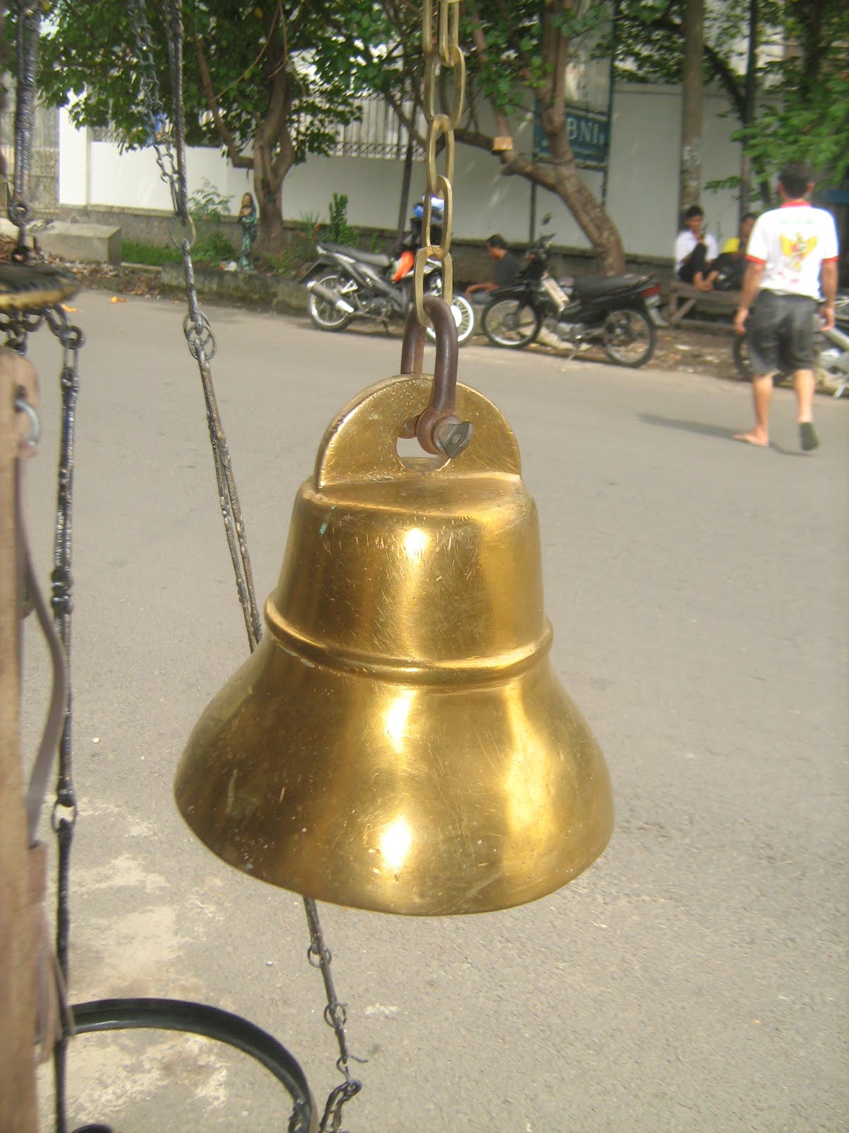 PASAR ANTIK GELORA PANCASILA SURABAYA: lonceng...teng...teng ...