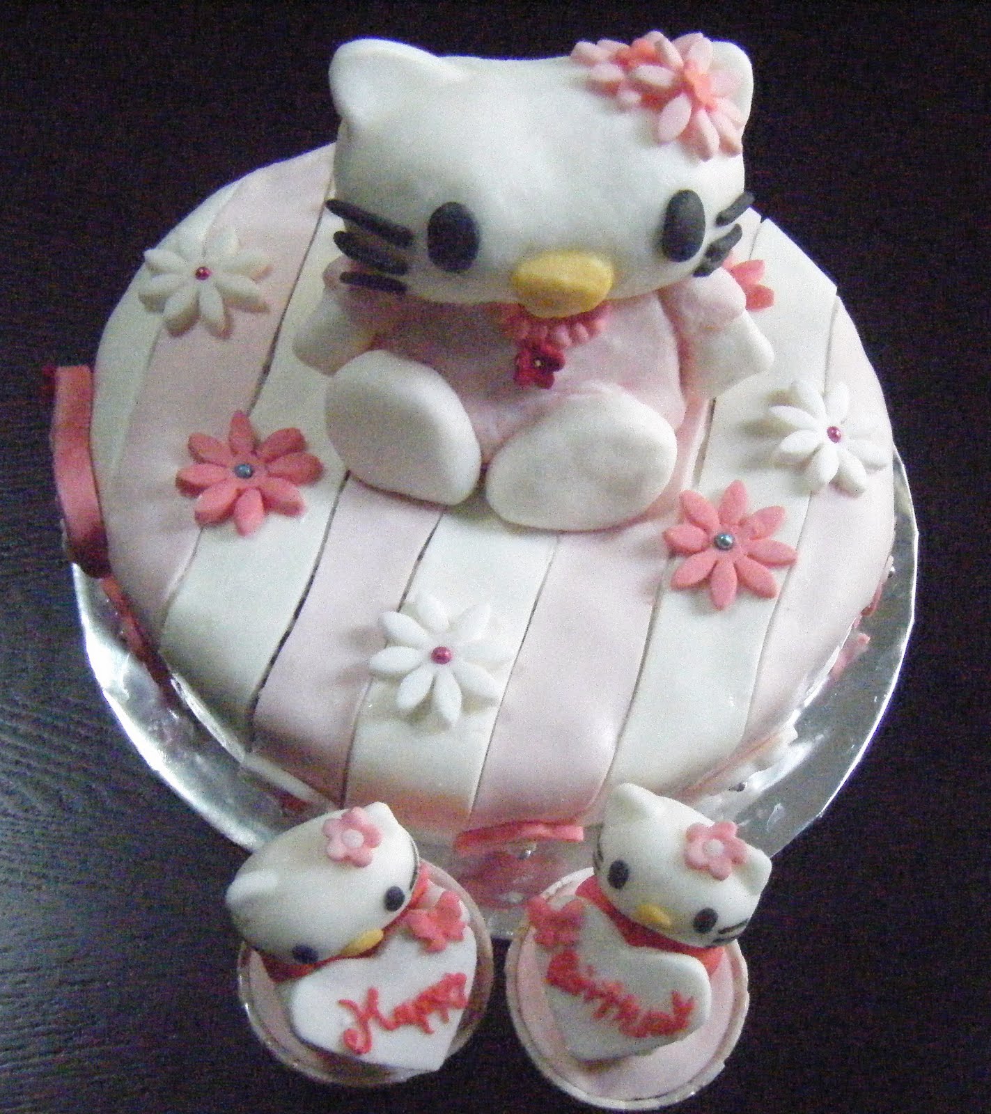 ~~~Ecupcakes~~~: Hello Kitty Brownies Fondant Cakes