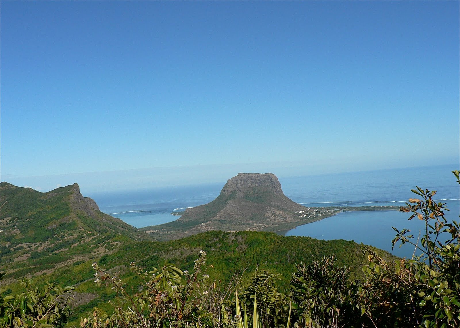 Maurice Pascal et Moi: Piton Canot, sud-ouest de l'Ile Maurice.