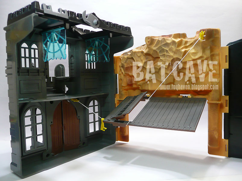 toyhaven: Surprise Buy @ STGCC 2010: Mattel Batman Batcave Playset