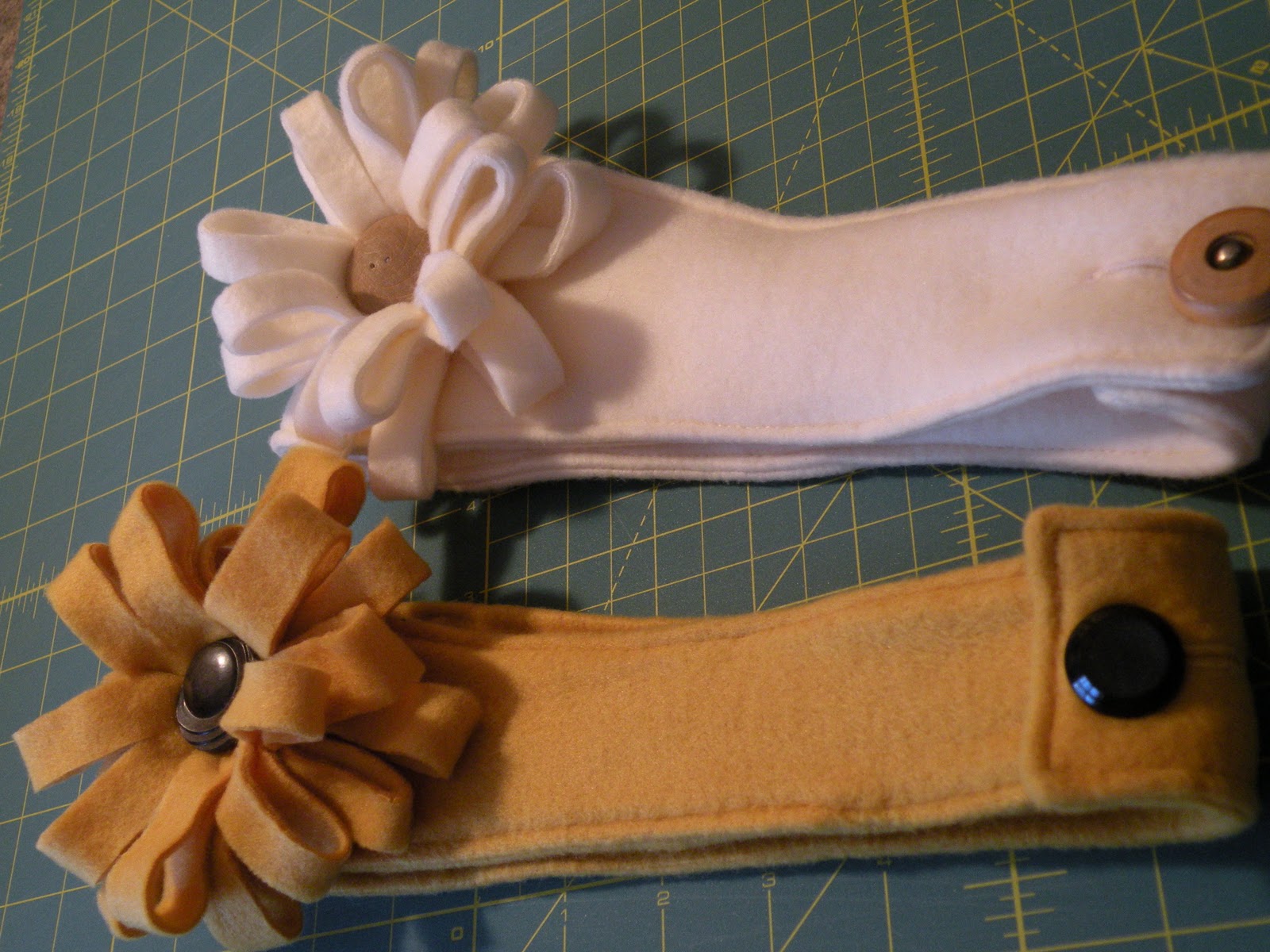 sassafrass style: Fuzzy Fleece Headband Tutorial