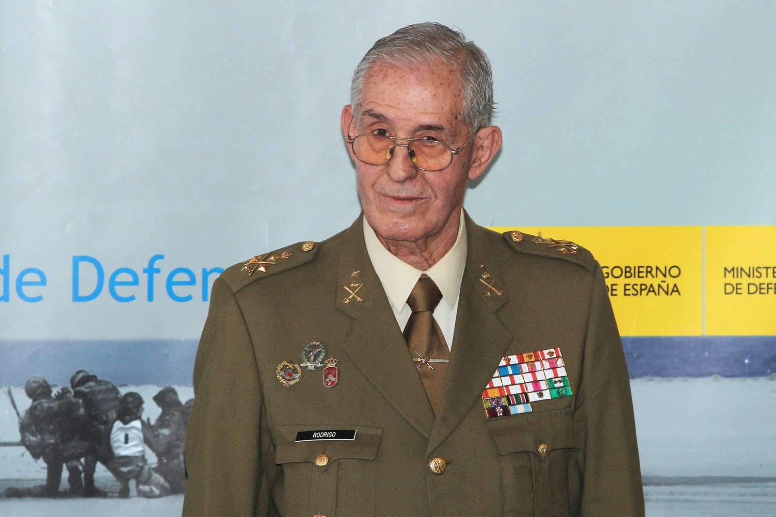 Defensa homenajea al general Rodrigo, el militar con más años de ...
