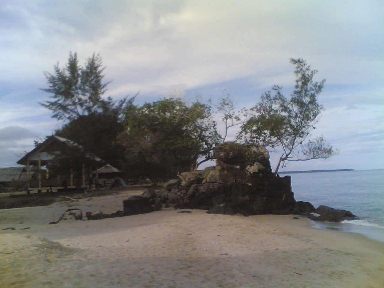 Wisata Alam Pantai Batu Berdaun – DaboSingkep.Com