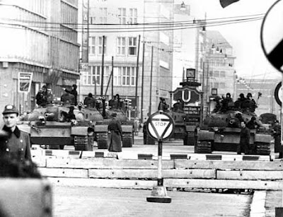 Sentado frente al Mundo: El incidente de Checkpoint Charlie