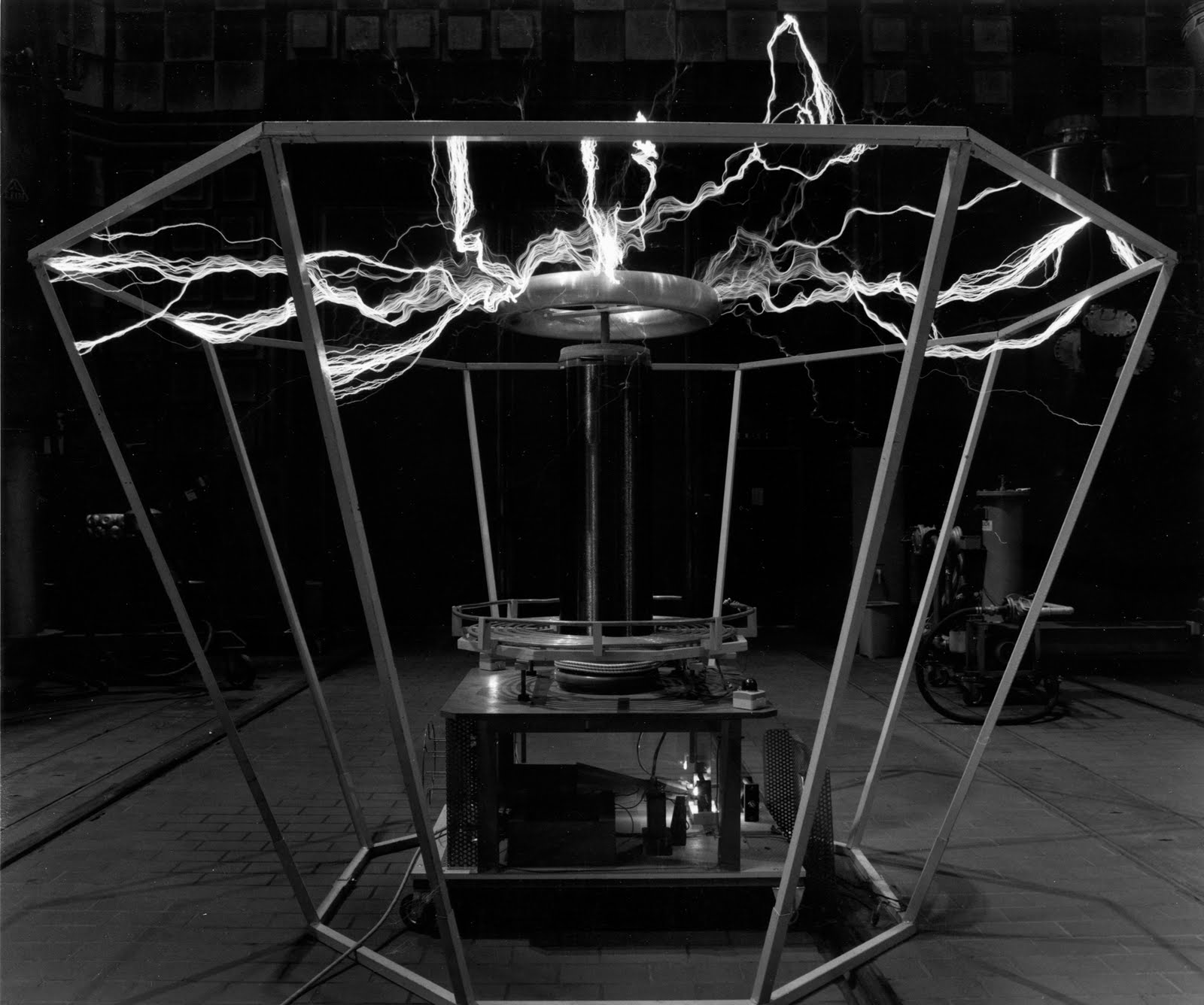 Fortuna Imperatrix Mundi: Nikola Tesla: Omul care a "inventat" secolul XX