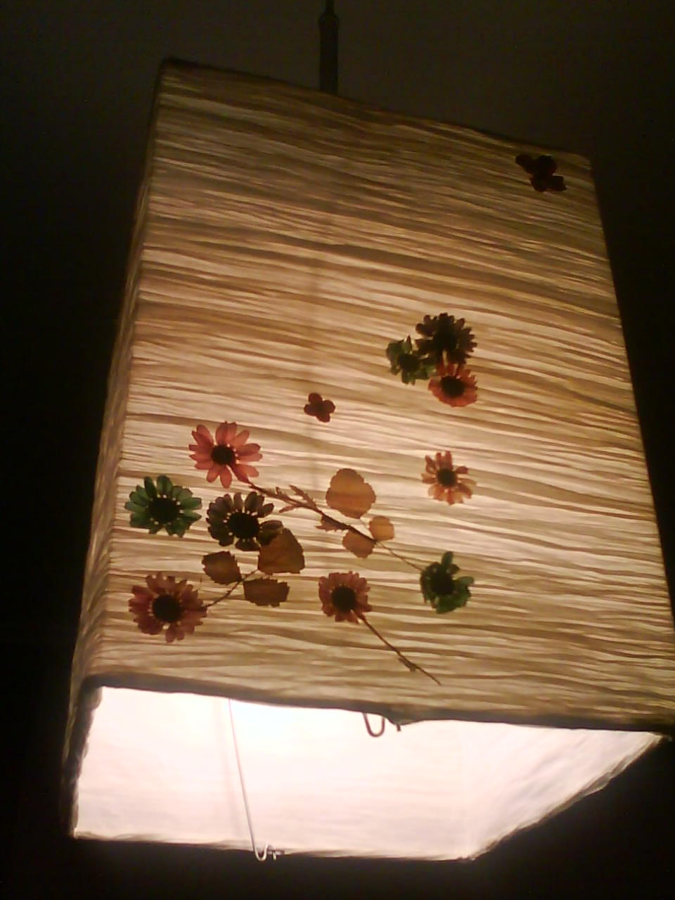 IDEAS CON GRACIA: LAMPARA DECORADA CON FLORES SECAS