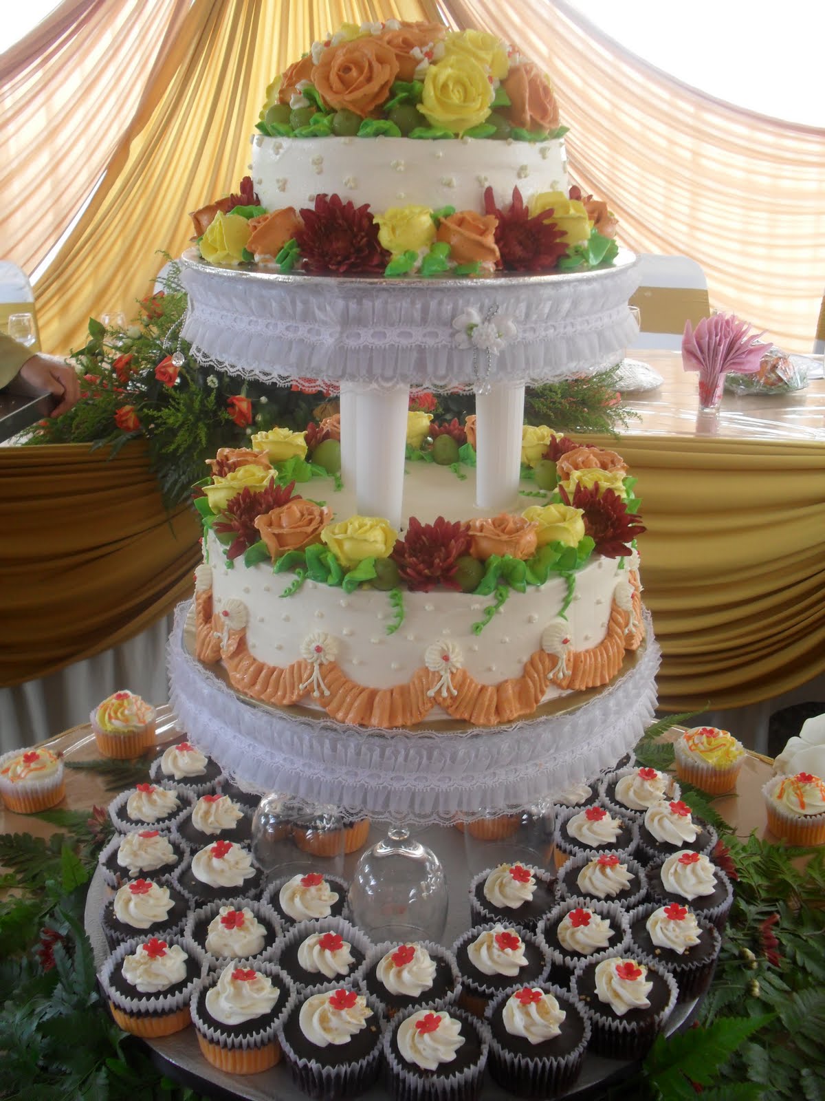 ..:Anissya Cakes:..: Kek tingkat tema coklat & Gold