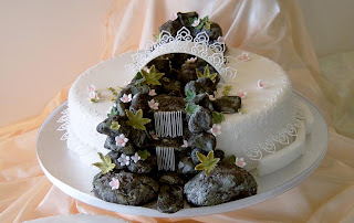 Bearylicious Cakes: Waterfall and Lilies Wedding Cake
