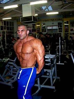 world bodybuilders pictures: bodybuilder ivan sadek in his local city gym