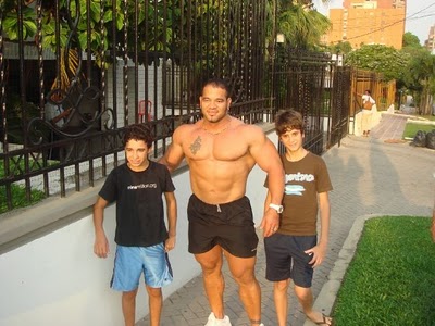 world bodybuilders pictures: bodybuilder randy sarabia with friends and ...