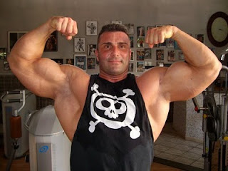 world bodybuilders pictures: bodybuilder ALESSANDRO GRASSI during practice
