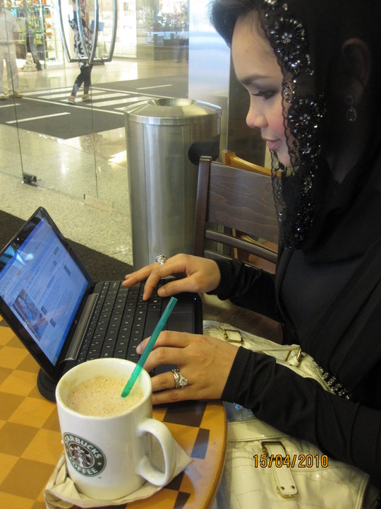 Gambar Dato Siti Nurhaliza Di Starbuck Sambil Layan FB | Ragam Artis ... Gambar Dato Siti Nurhaliza Di Starbuck Sambil Layan FB | Ragam Artis ...