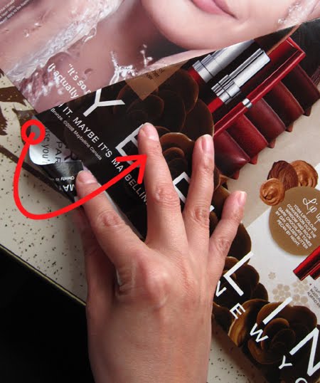 Aleutie Studio: Recycled magazine turned into a Christmas tree