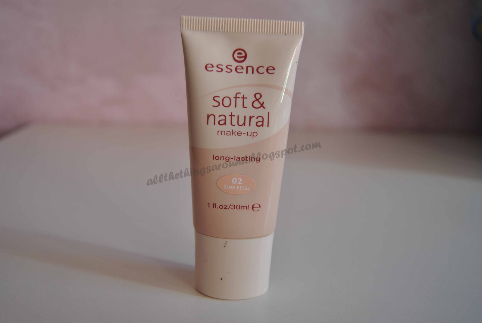 All the things around: Base de maquillaje soft and natural de Essence