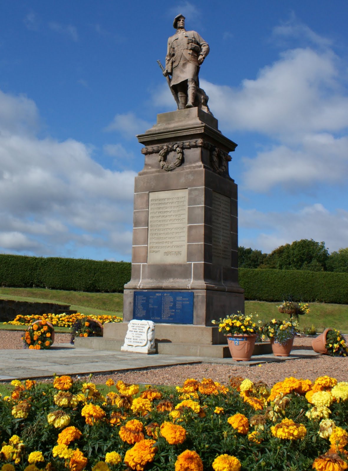 Tour Scotland Photographs: August 29th Photograph War Memorial Scotland