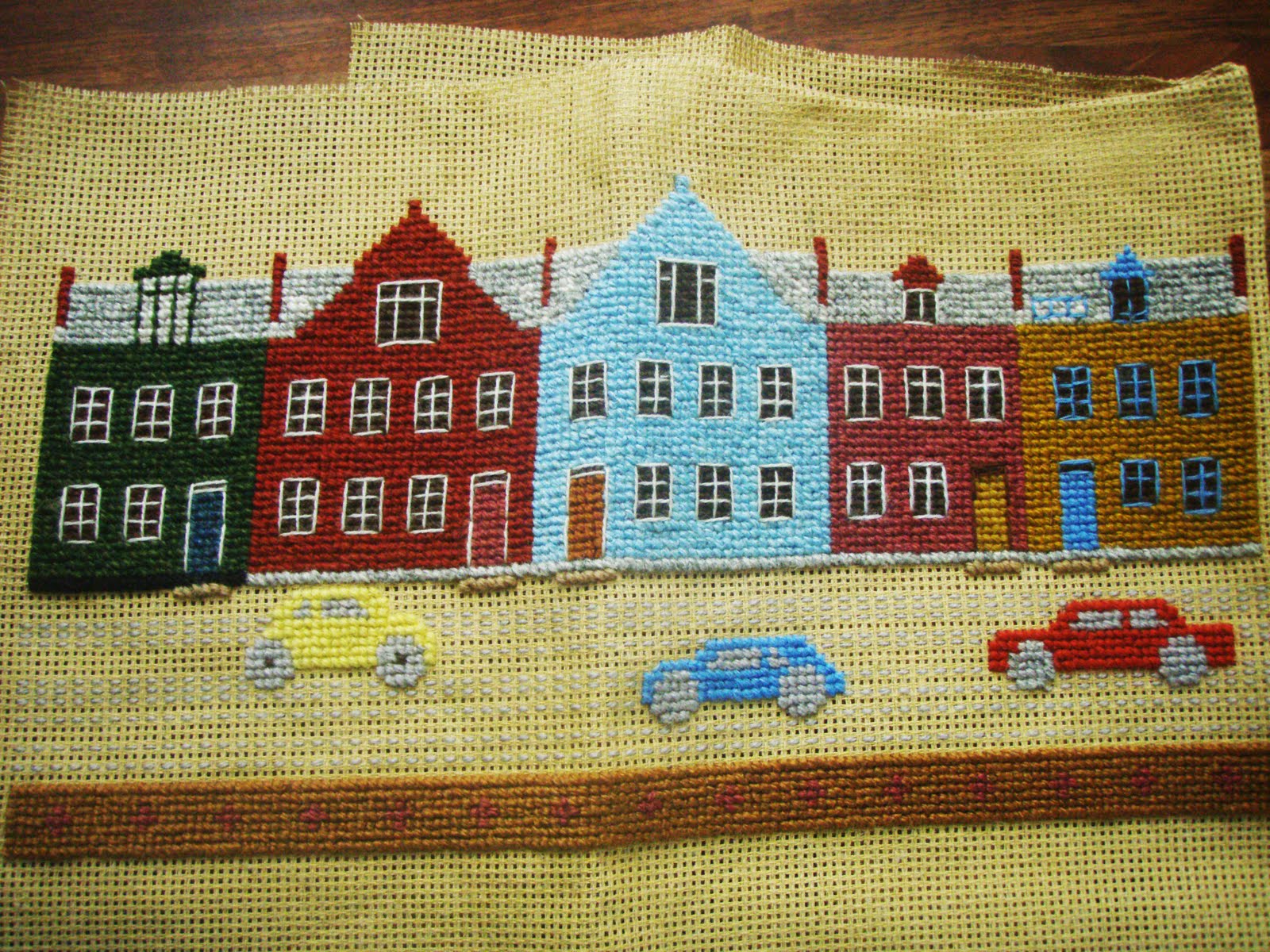 Den glade Bondepige: Broderier og væverier