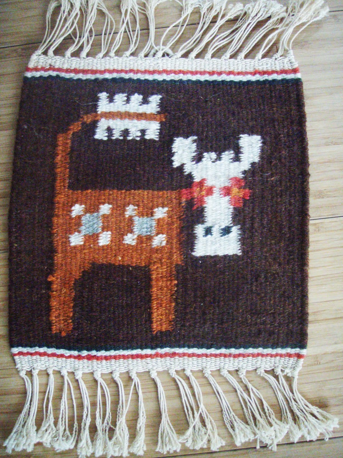 Den glade Bondepige: Broderier og væverier