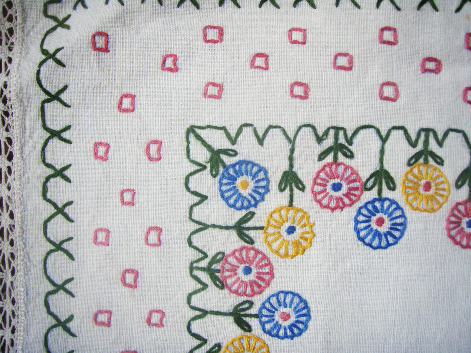 Den glade Bondepige: Broderier og væverier