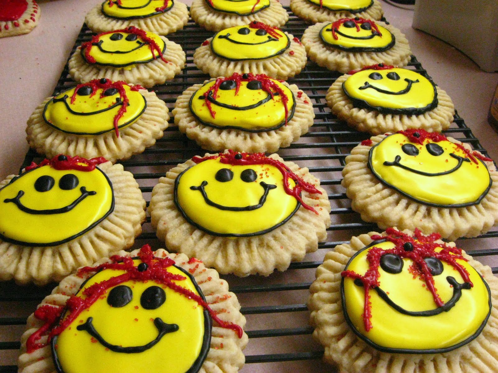 MandiCrocker: IT'S IPOD'S BIRTHDAY!!!: Bleeding Happy Face Cookies