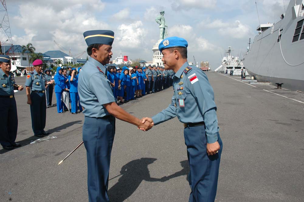 INDONESIA DEFENCE: Pangarmatim Lepas KRI Frans Kaisiepo ke Lebanon