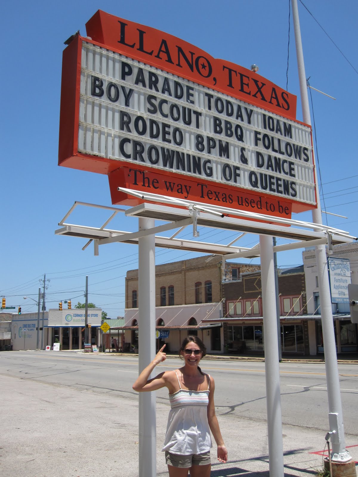 Man Up: Tales of Texas BBQ™: Miiller's Llano Smokehouse & Llano town square