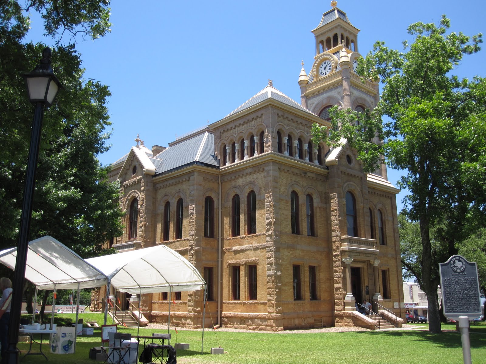 Man Up: Tales of Texas BBQ™: Miiller's Llano Smokehouse & Llano town square