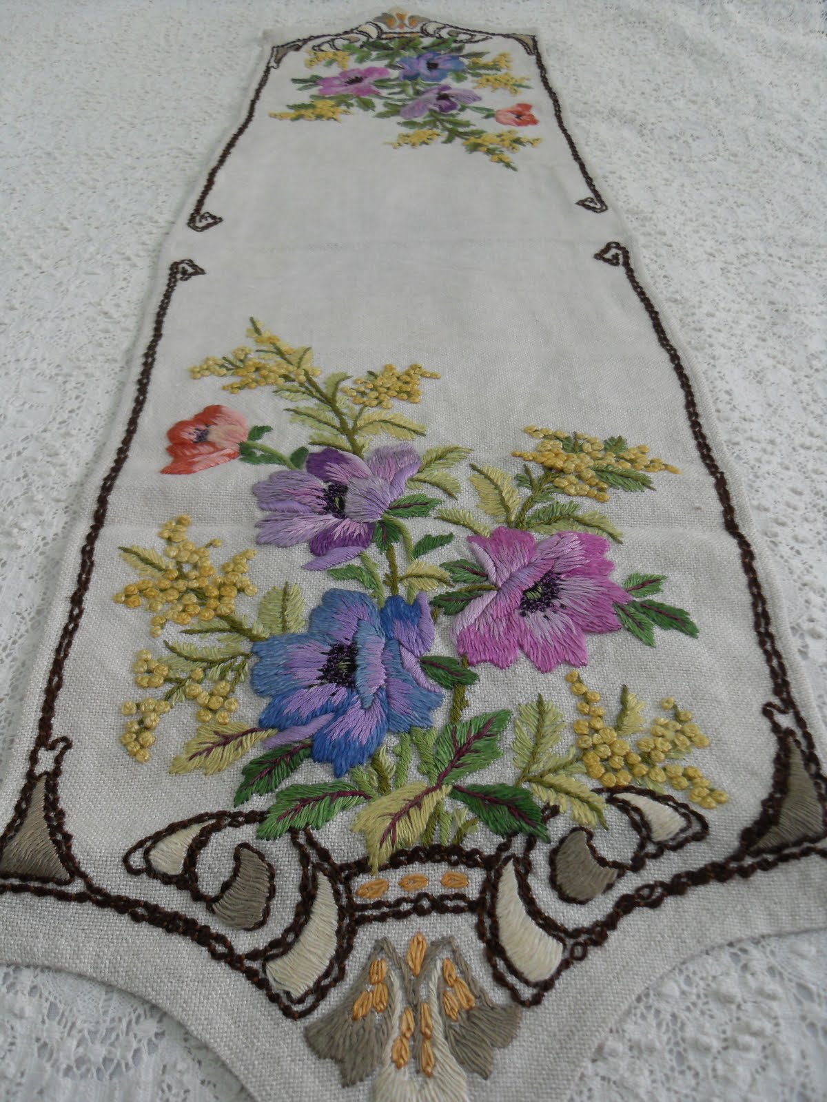 Collectible Items: Beautiful Vintage Hand Embroidery Runner