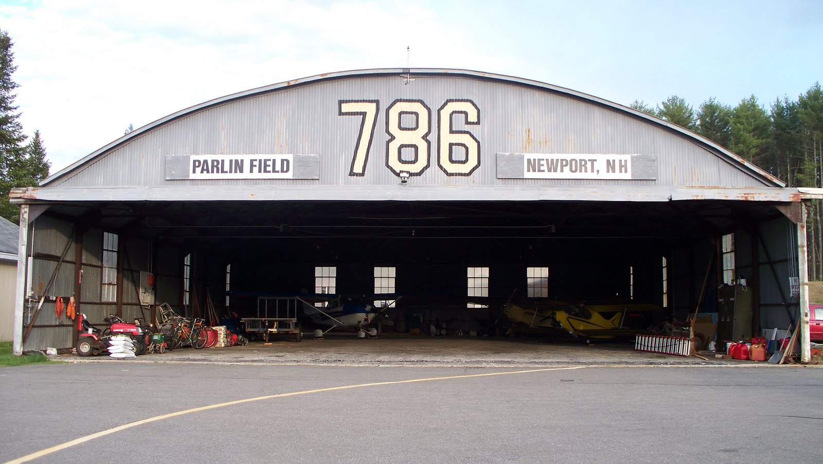 Airports in New Hampshire: Parlin Field 2b3 in Newport, NH