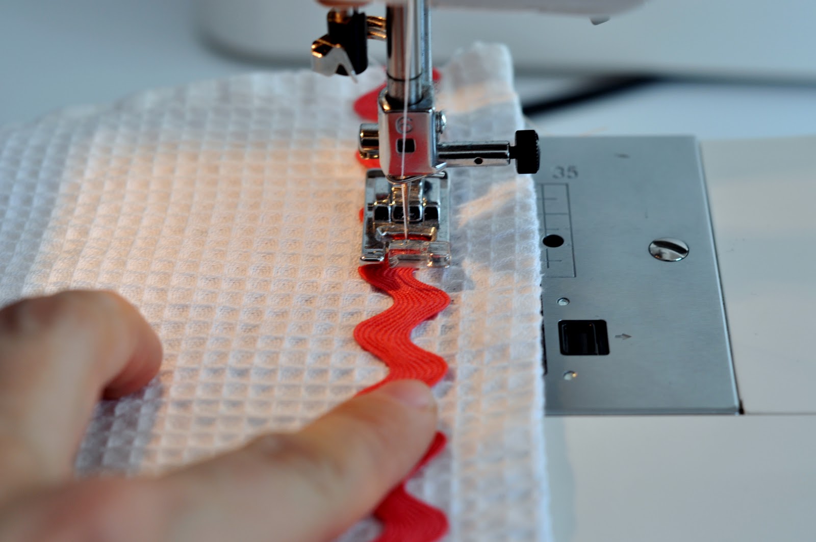 Aesthetic Nest: Sewing: Rick Rack Dish Towels