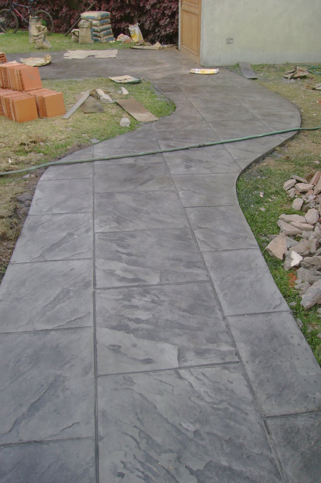 Pisos de Laja en formato de 60 x 60 cm.