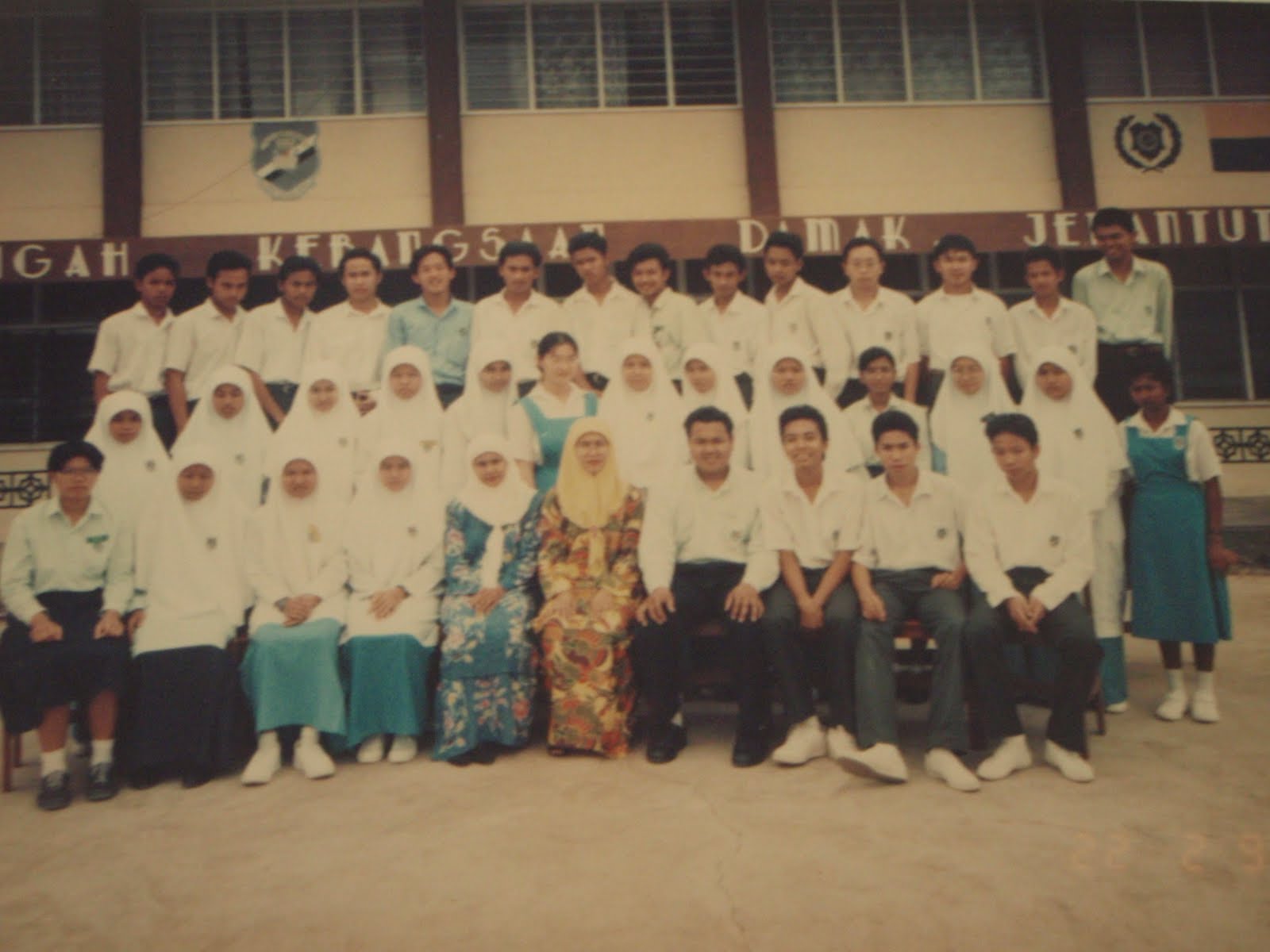 SINGGAH SEJENAK NUN JAUH DI DAMAK: KENANGAN DI SMK DAMAK
