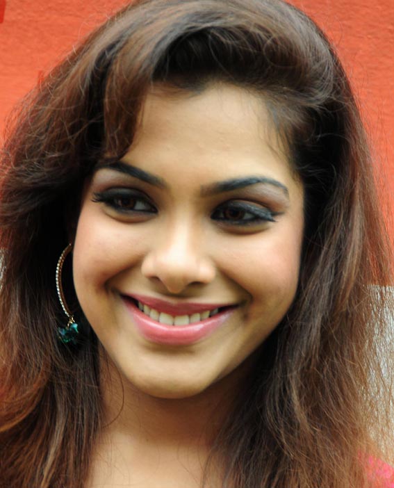 Blake Lively Pics: Kadhal Sandhya close-up pics